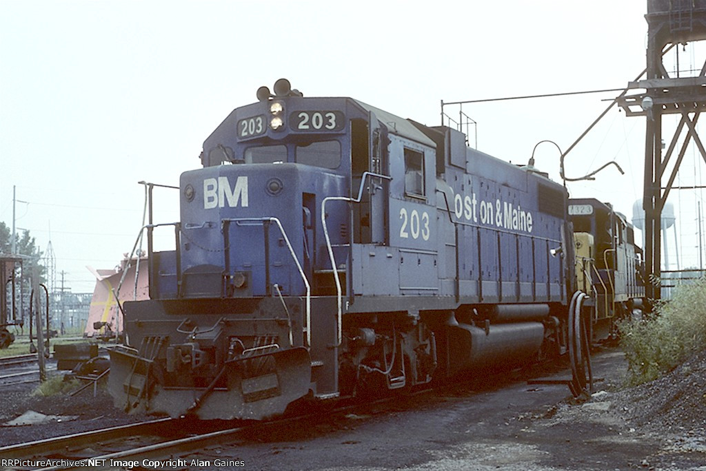 B&M GP38-2 203
